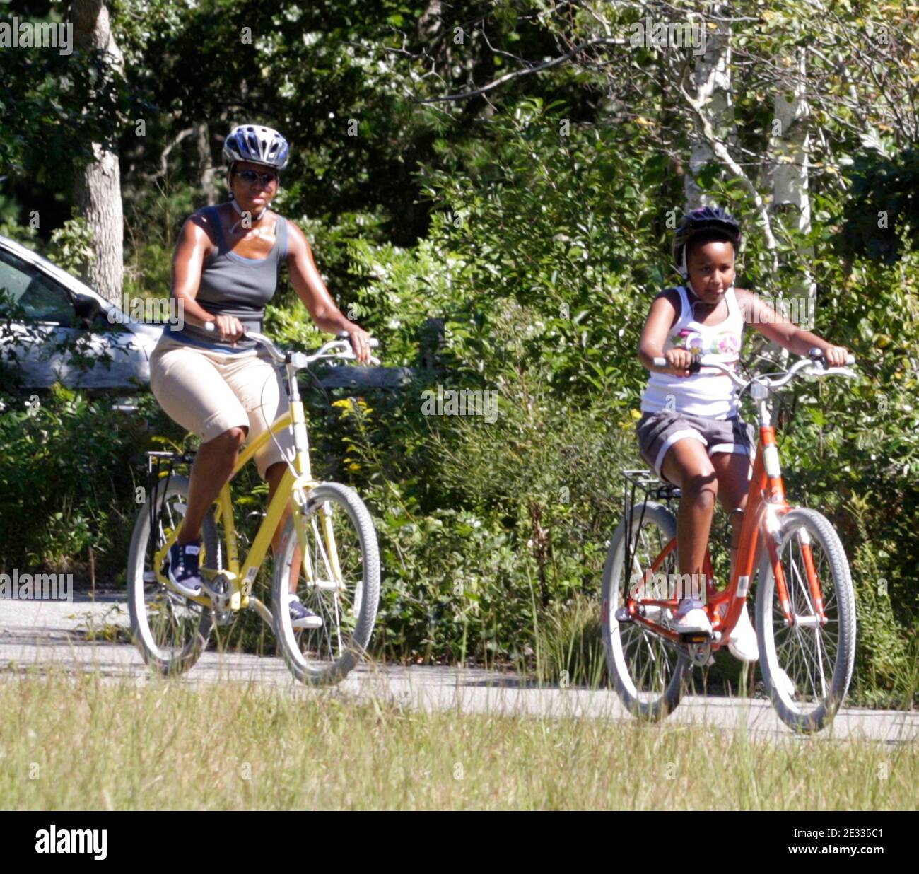 Michelle and barack obama bike hi-res stock photography and images - Alamy