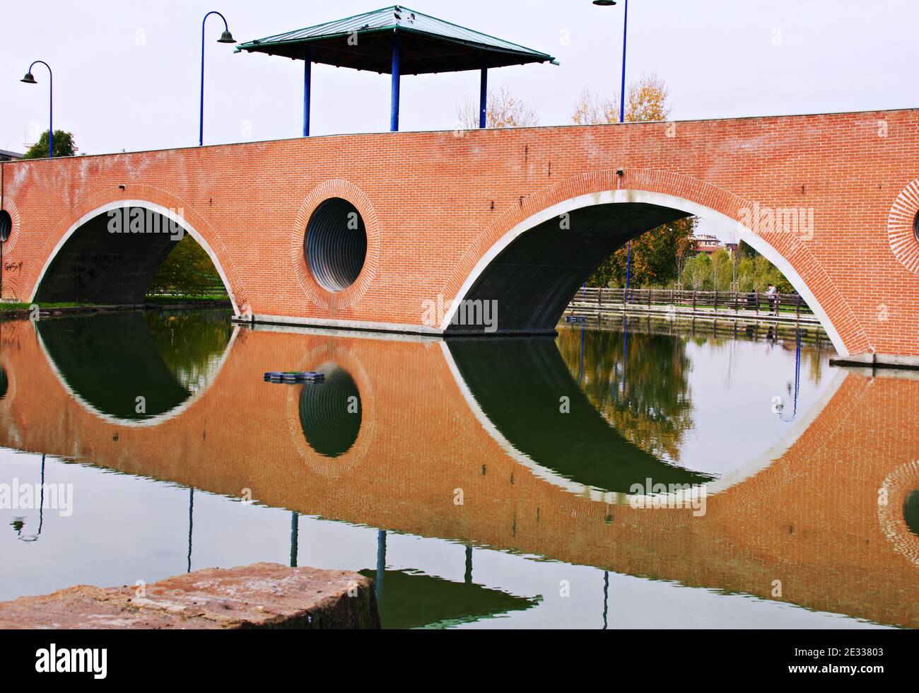 Beautiful shot park tree bridge hi-res stock photography and images - Alamy