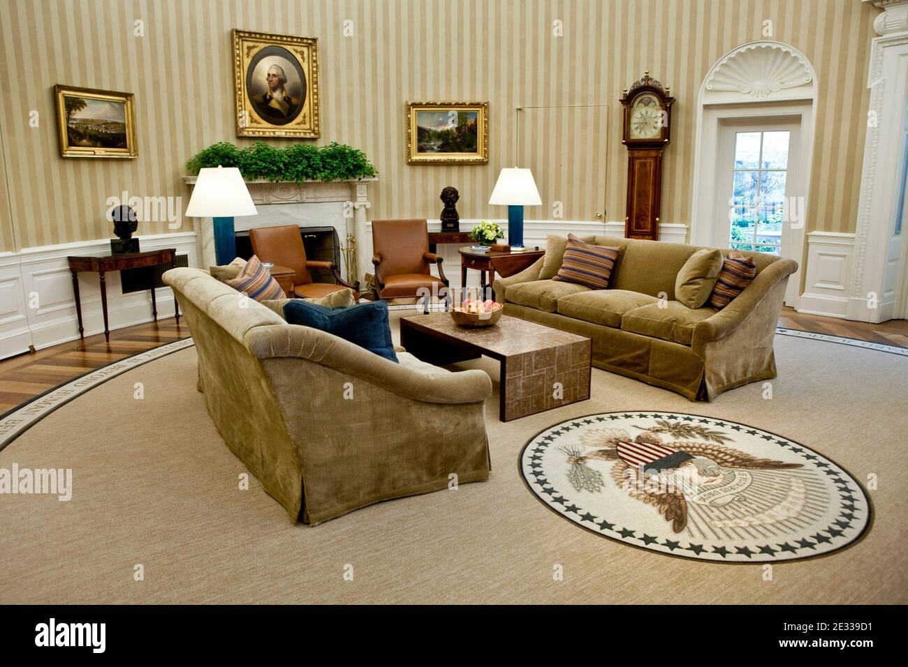 White house oval office furniture hi-res stock photography and images ...