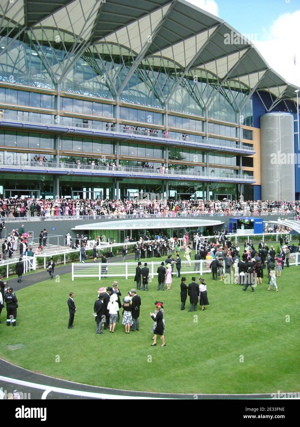 Royal windsor racecourse hi-res stock photography and images - Alamy