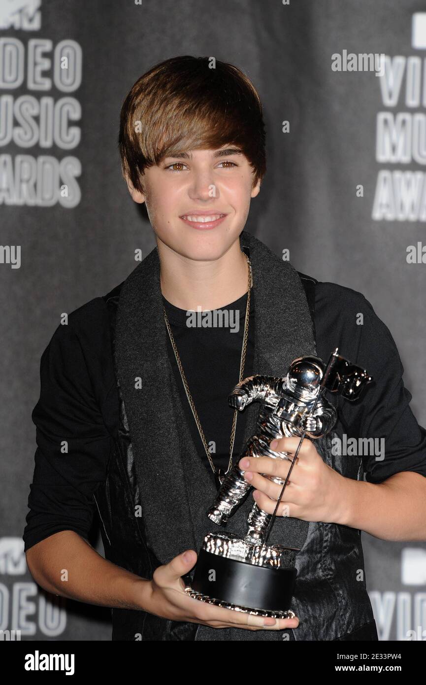 Justin Bieber posing in the press room of the 2010 Video Music Awards ...