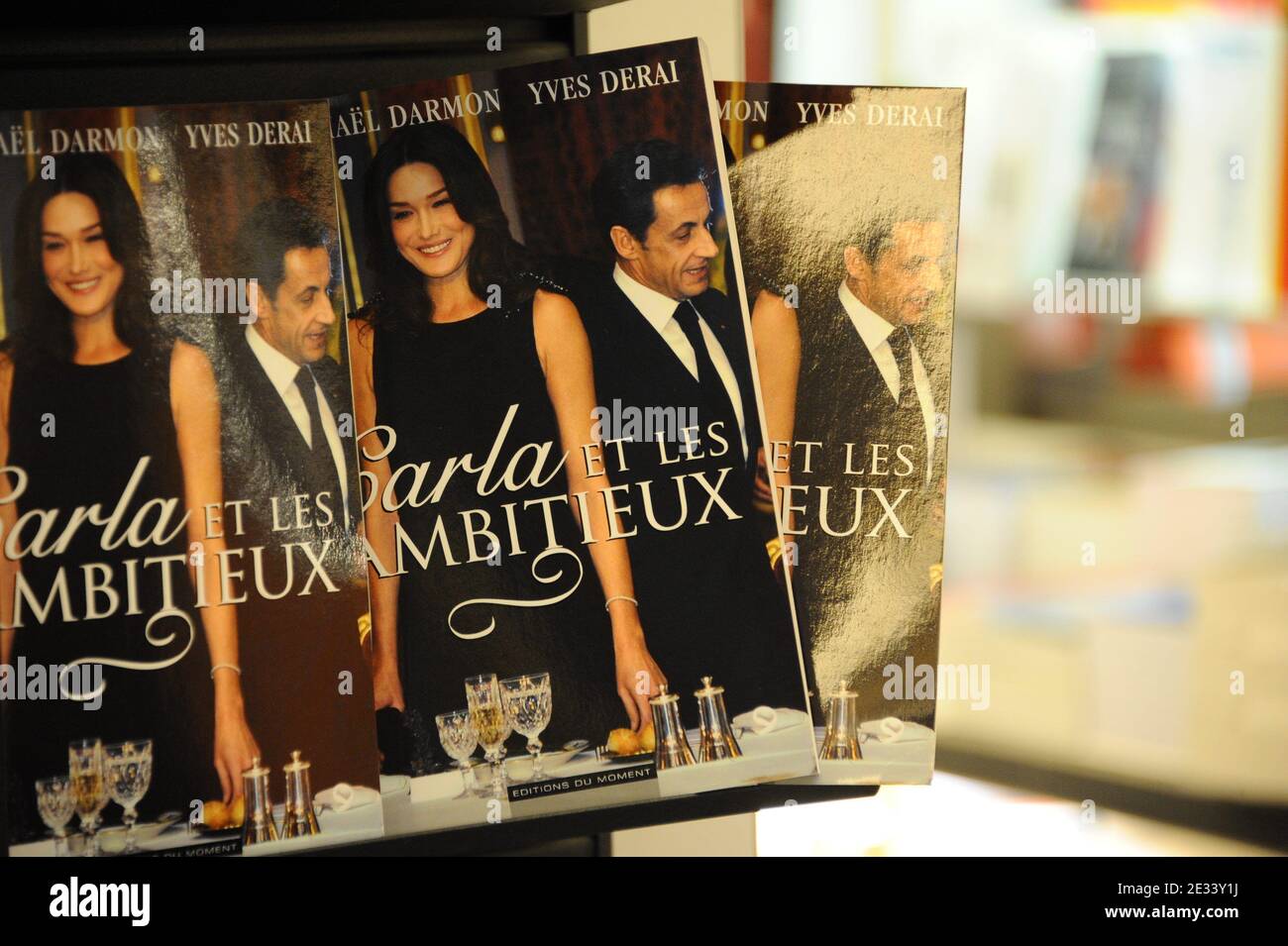 A picture shows the book intitled 'Carla et les ambitieux' (Carla and ...