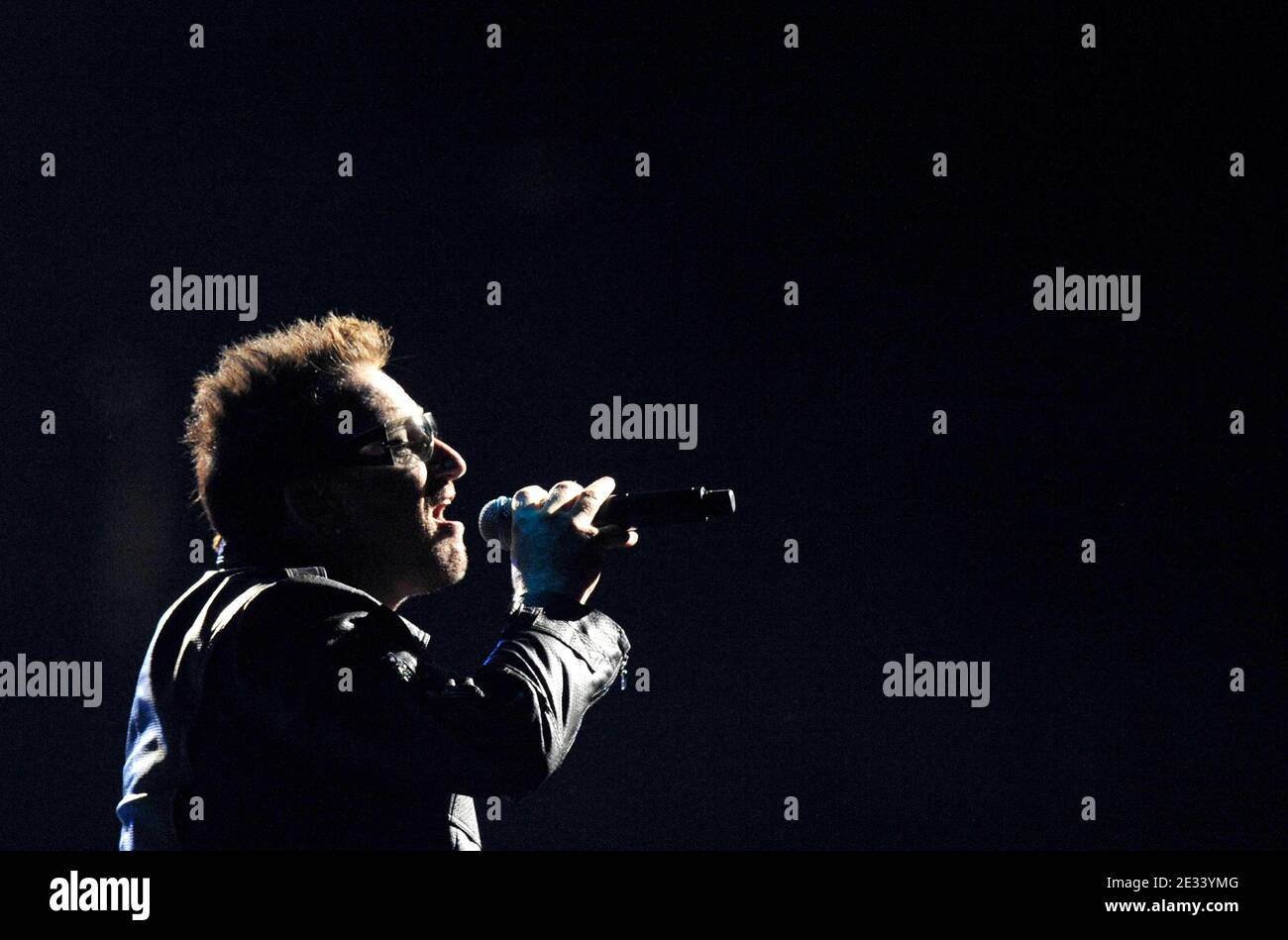 U2 guitarist the edge performs on stage hi-res stock photography and ...