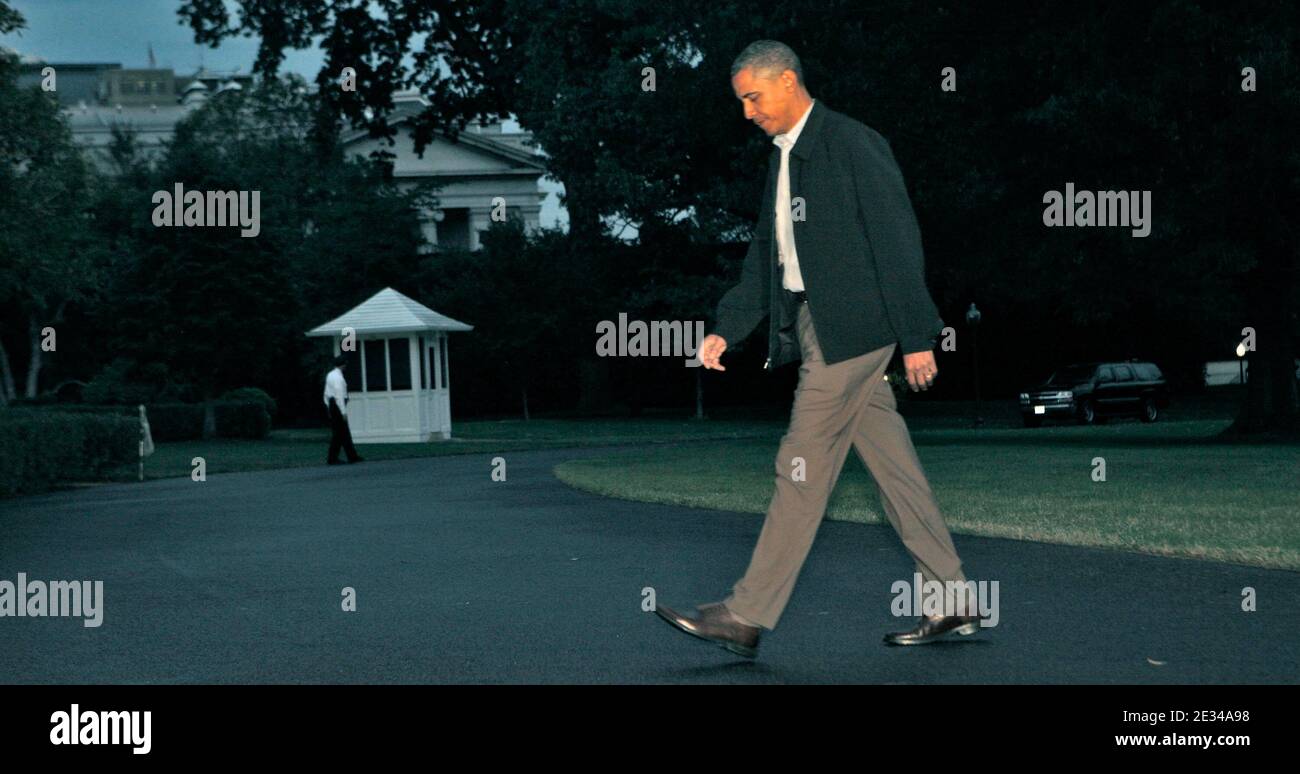 US President Barack Obama walks from Marine One to the White House, in ...