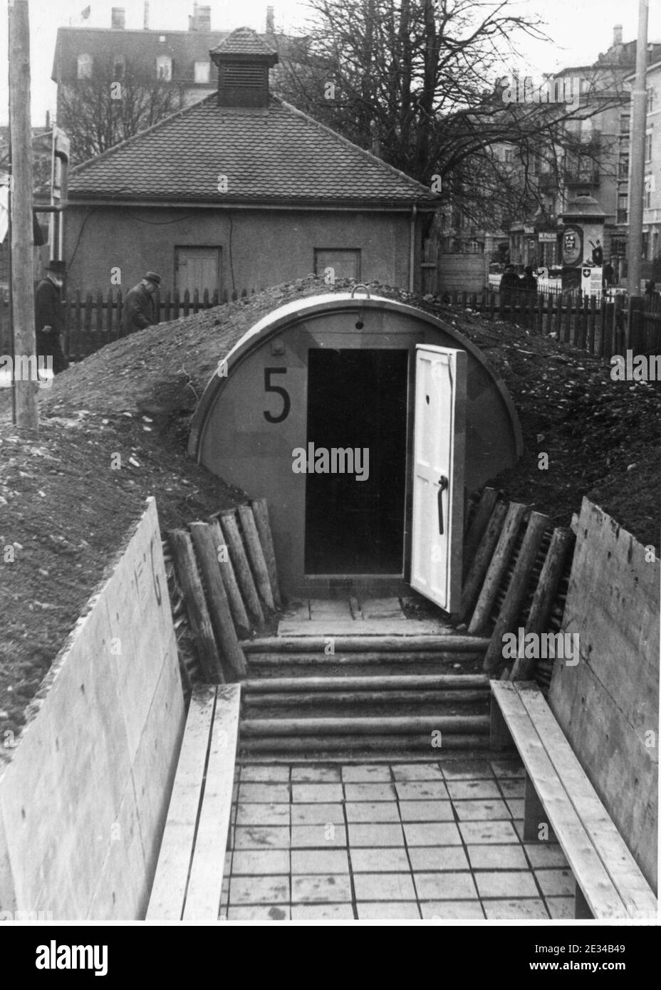 Luftschutz-Übungsbunker 42 41 5 Stock Photo - Alamy