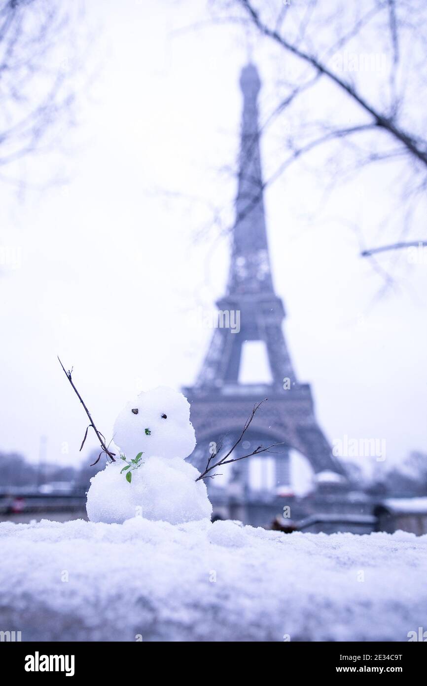Snowman at eiffel tower hi-res stock photography and images - Alamy