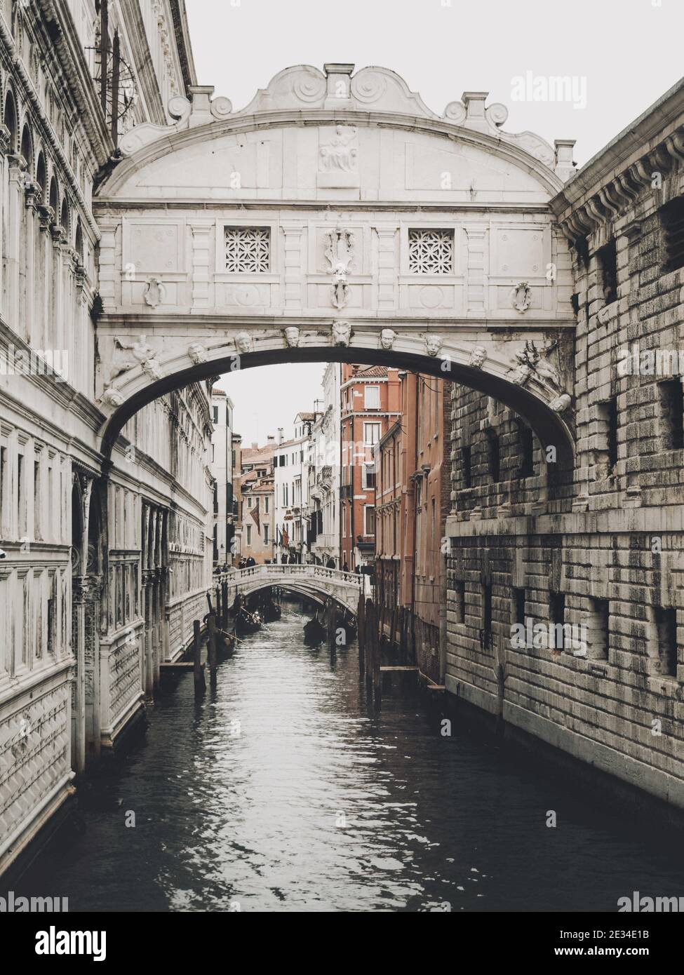 Arched bridge between buildings hi-res stock photography and images - Alamy