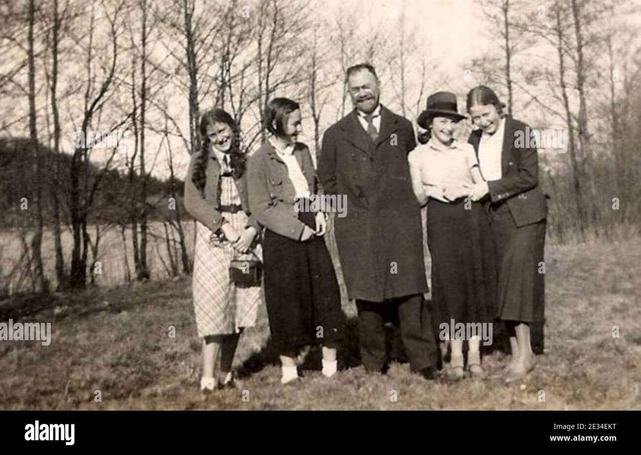 Leo Levy z córkami Stock Photo - Alamy