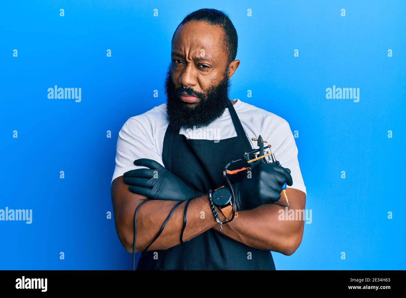 Tattooist wearing black gloves hi-res stock photography and images - Alamy