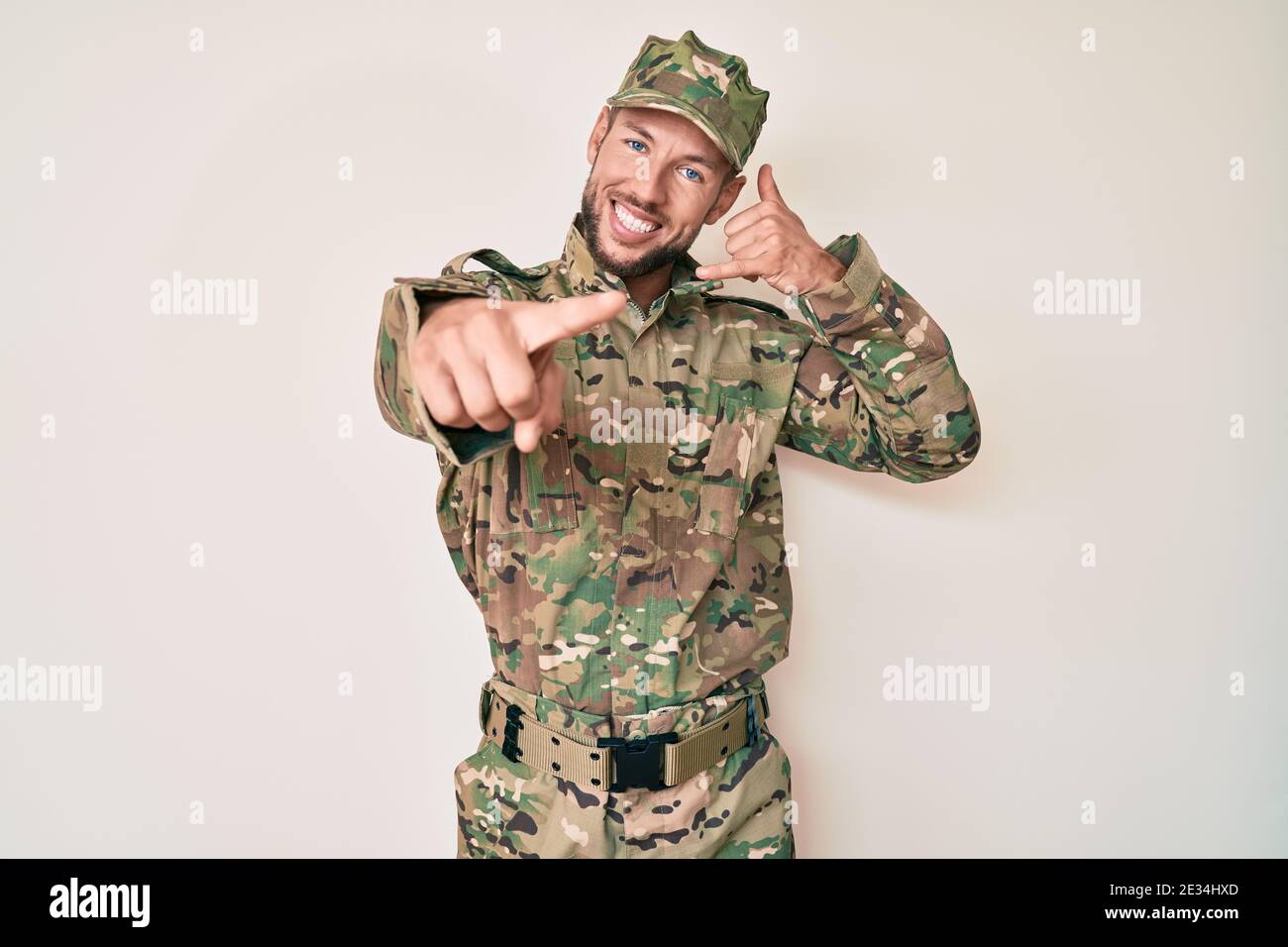 Army soldier talking on mobile hi-res stock photography and images - Alamy