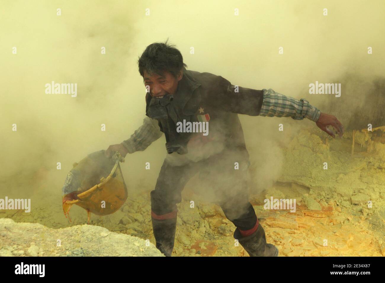 Two workers digging gas hi-res stock photography and images - Alamy