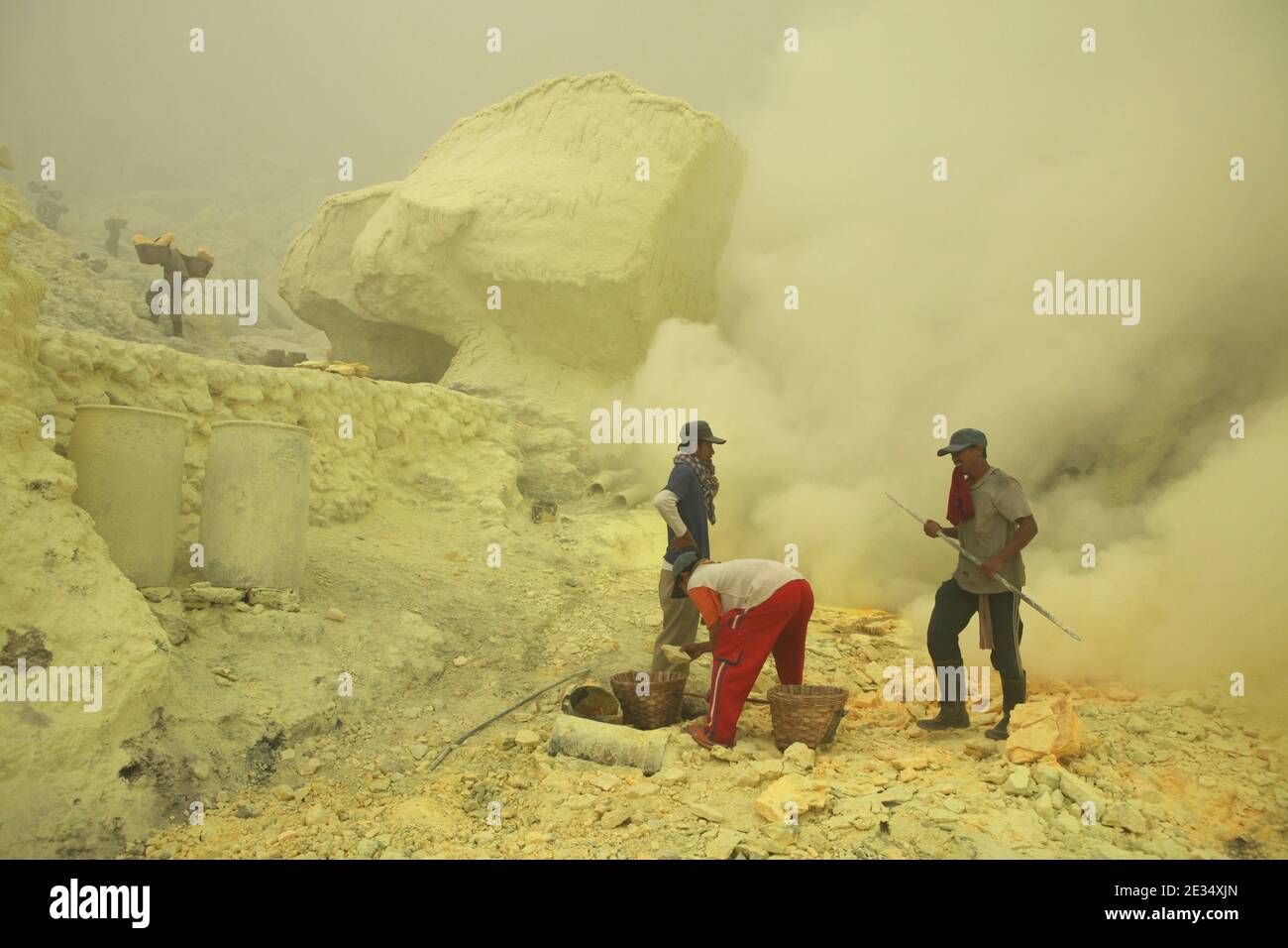 Two workers digging gas hi-res stock photography and images - Alamy