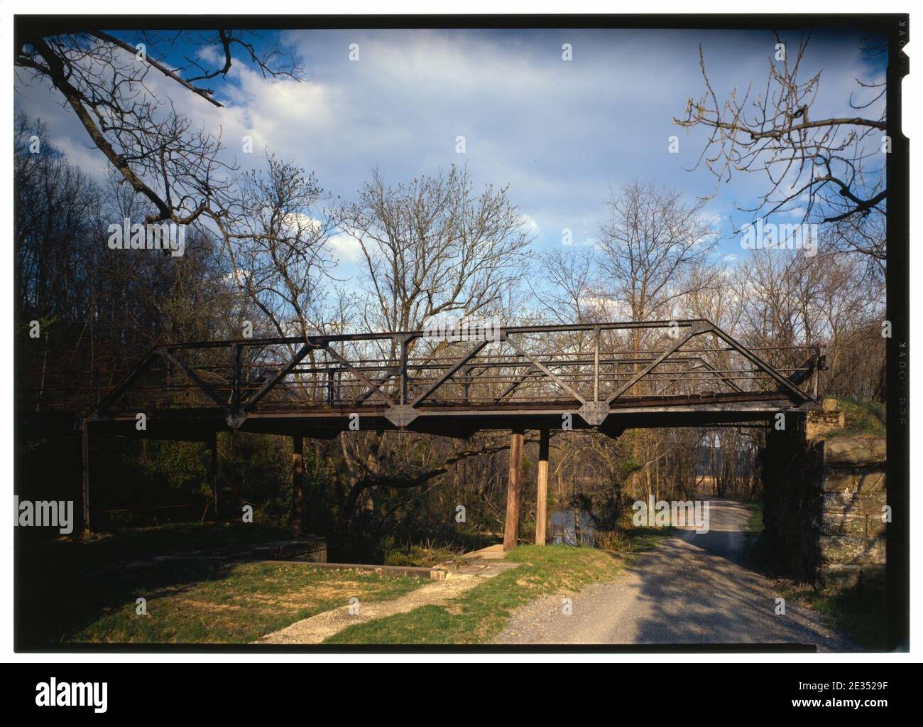 Lock 68 and Iron Bridge on C and O Canal Stock Photo - Alamy
