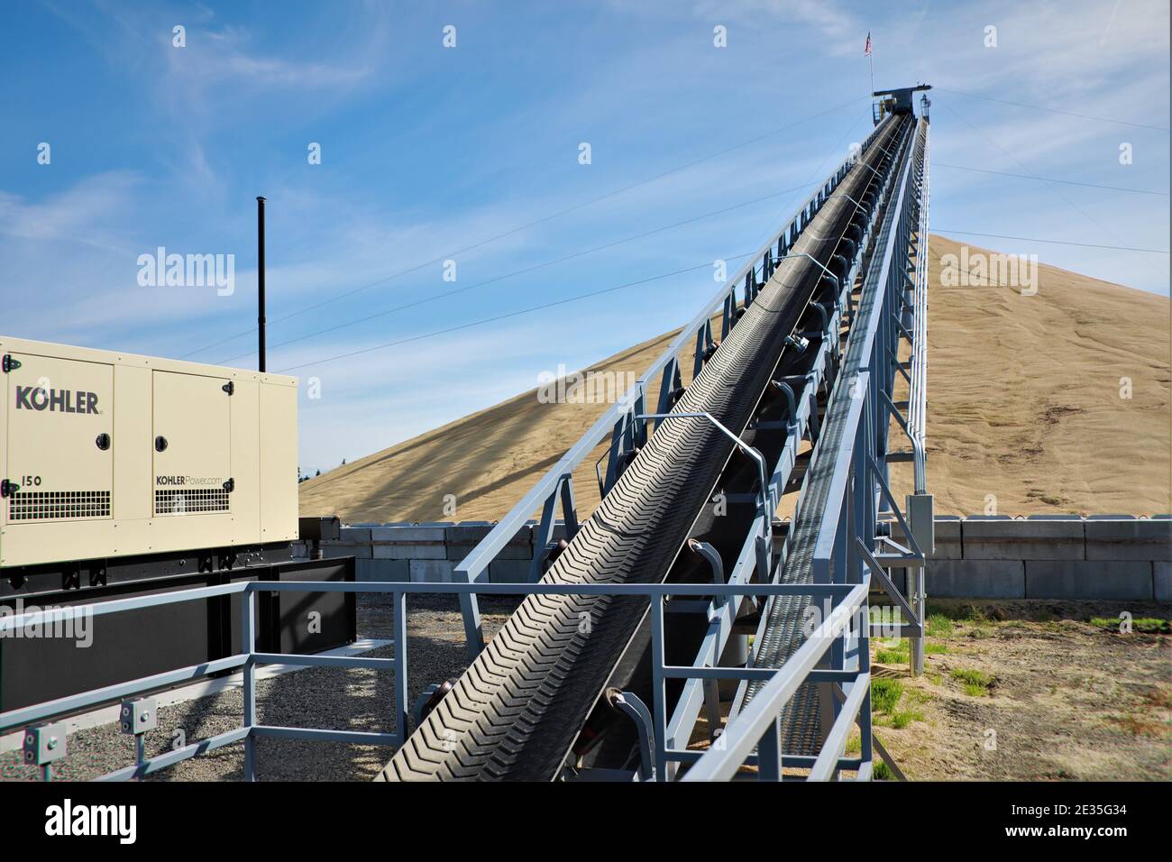 Grain pile conveyor hi-res stock photography and images - Alamy
