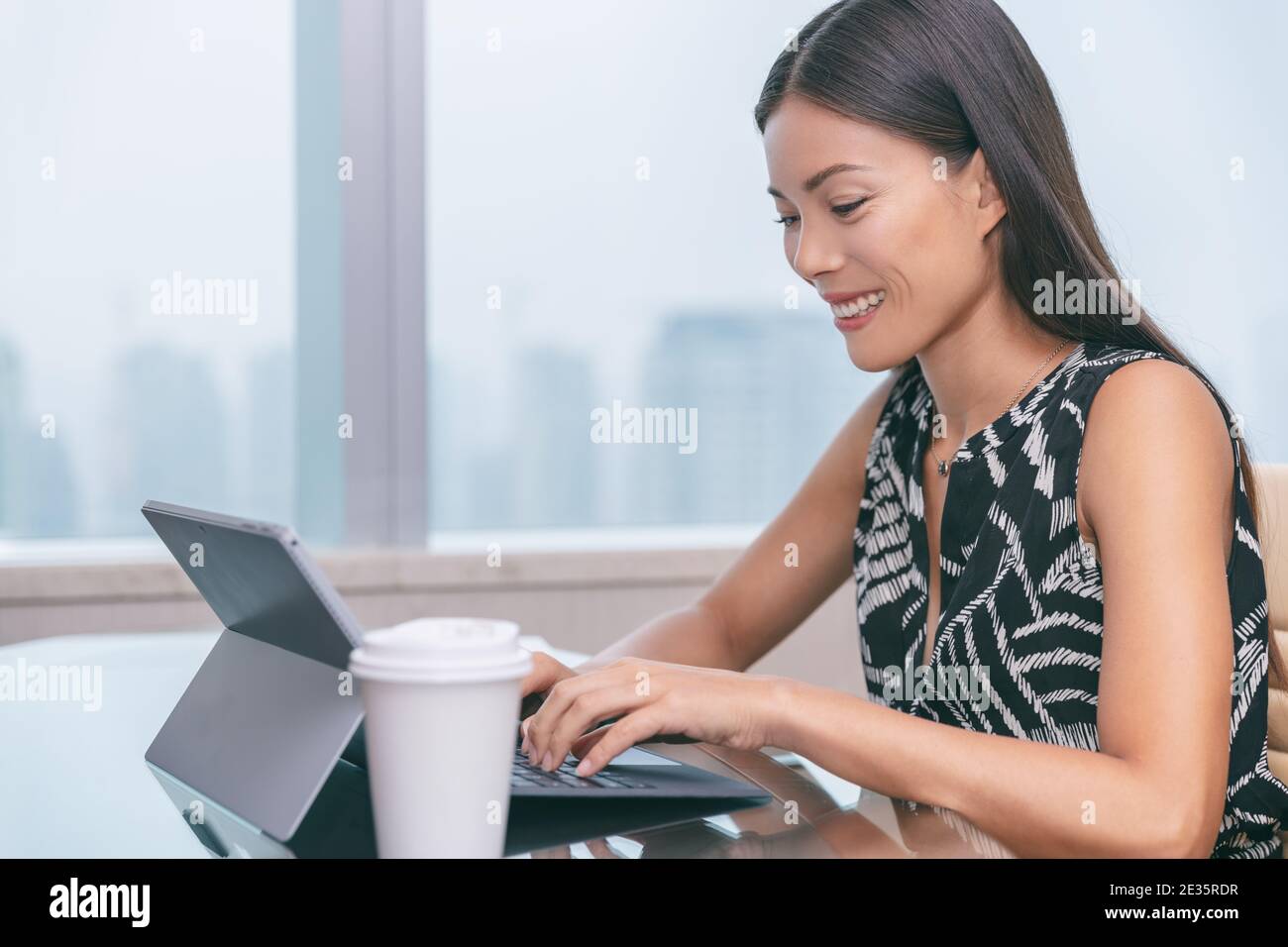 Woman using video editor hi-res stock photography and images - Alamy