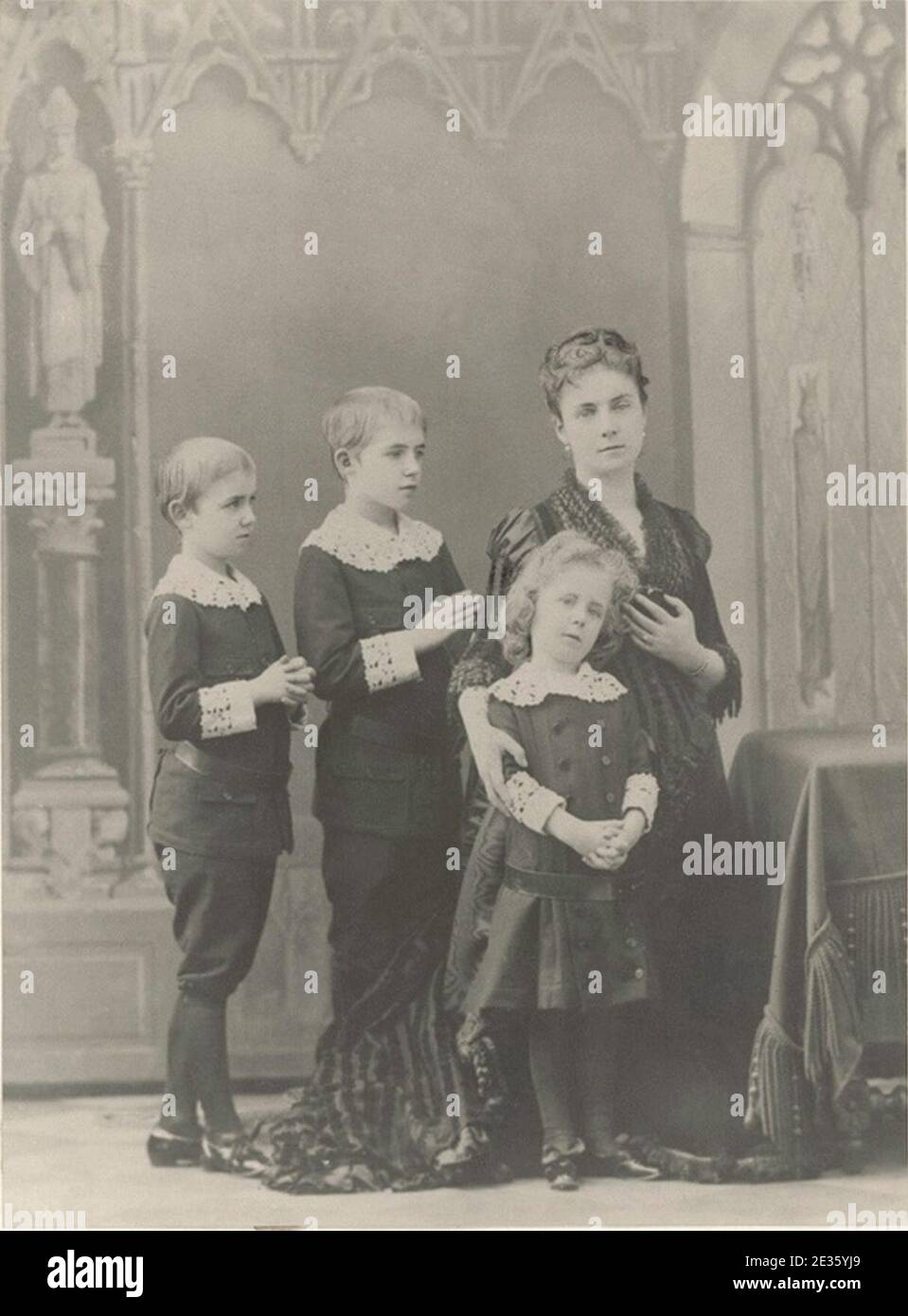 Madame de Wendel, épouse d'Henri de Wendel avec ses trois fils ...