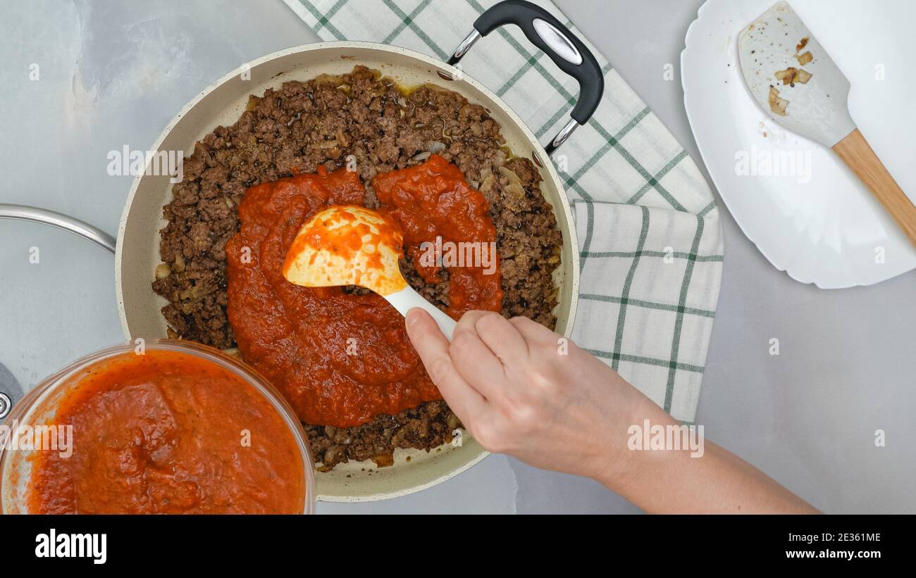 Oil pouring into a pan hi-res stock photography and images - Alamy