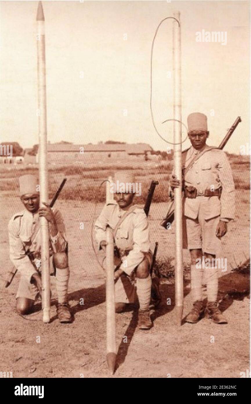 Madras Sappers com Torpedo de bangalore em 1916 - 2 Stock Photo - Alamy