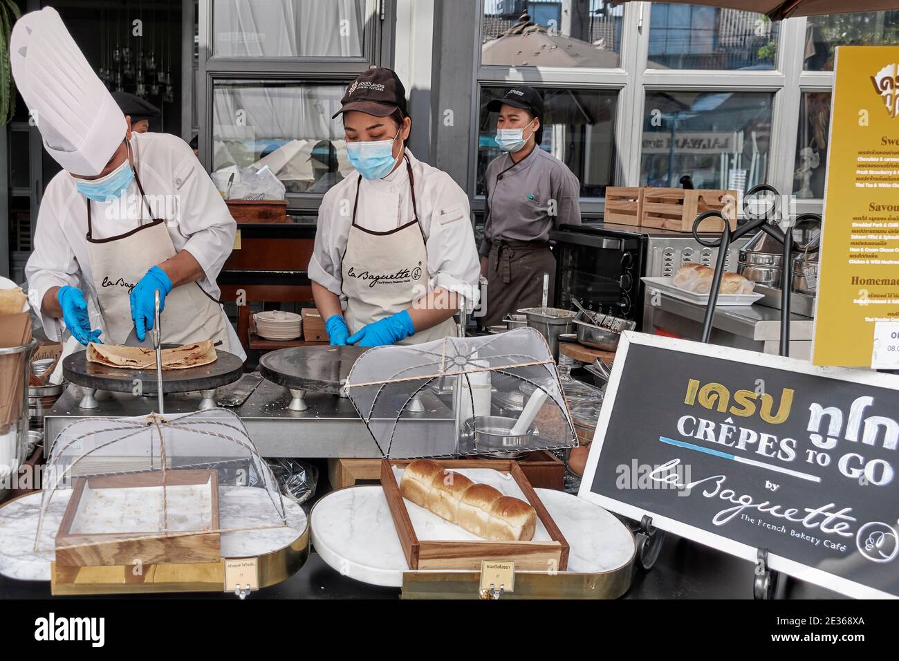 Chefs counter hi-res stock photography and images - Alamy