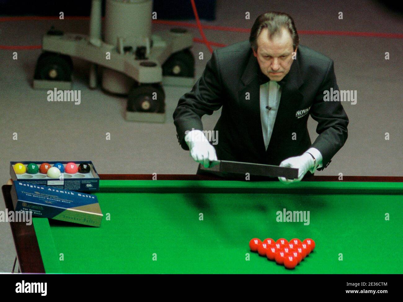 Snooker referee hi-res stock photography and images - Alamy