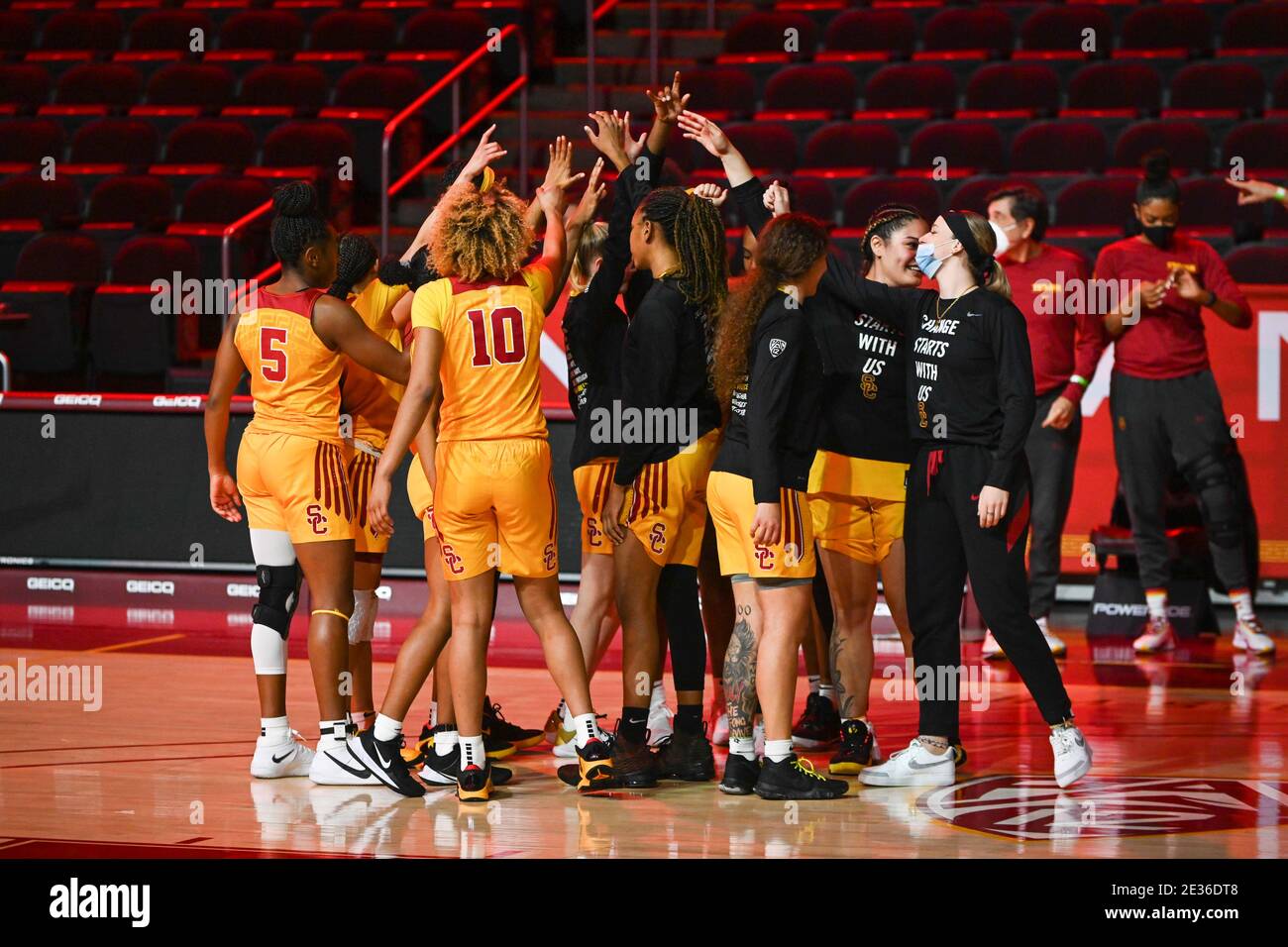 Basketball players in huddle hi-res stock photography and images - Alamy