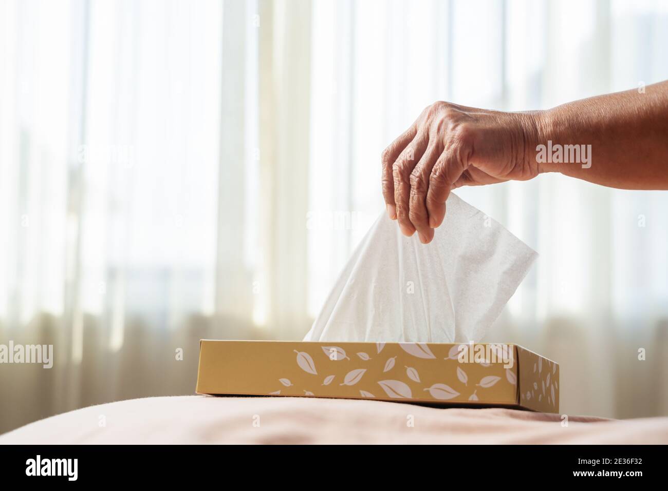 Women hand picking napkin tissue hi-res stock photography and images ...