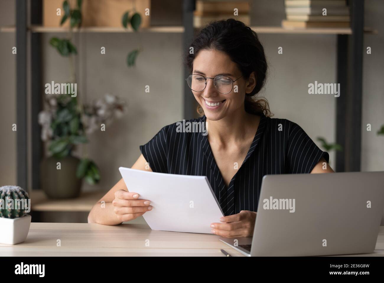 Read documents hi-res stock photography and images - Alamy