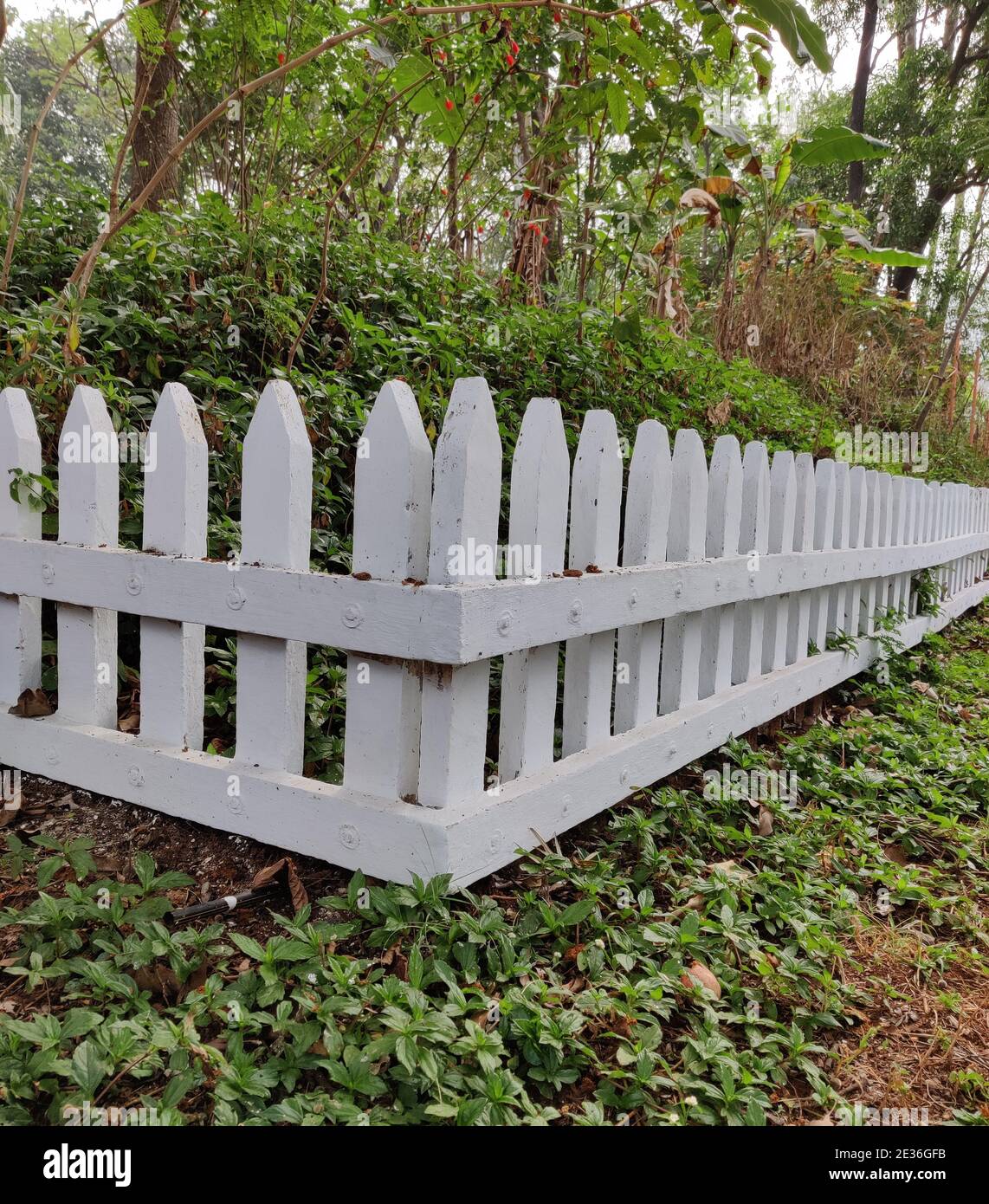 Small white fence hi-res stock photography and images - Alamy