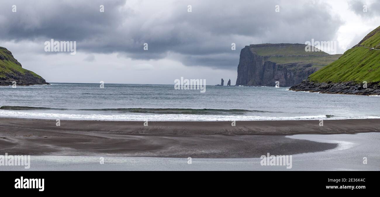 Risin & Kellingin , Risin og Kellingin (The Giant & The Witch/Hag) sea ...