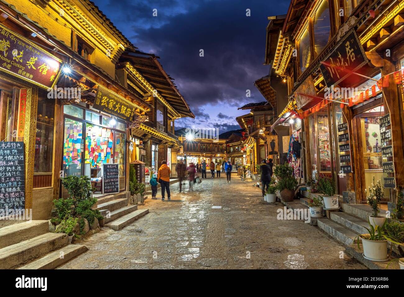 Dukezong ancient city hi-res stock photography and images - Alamy