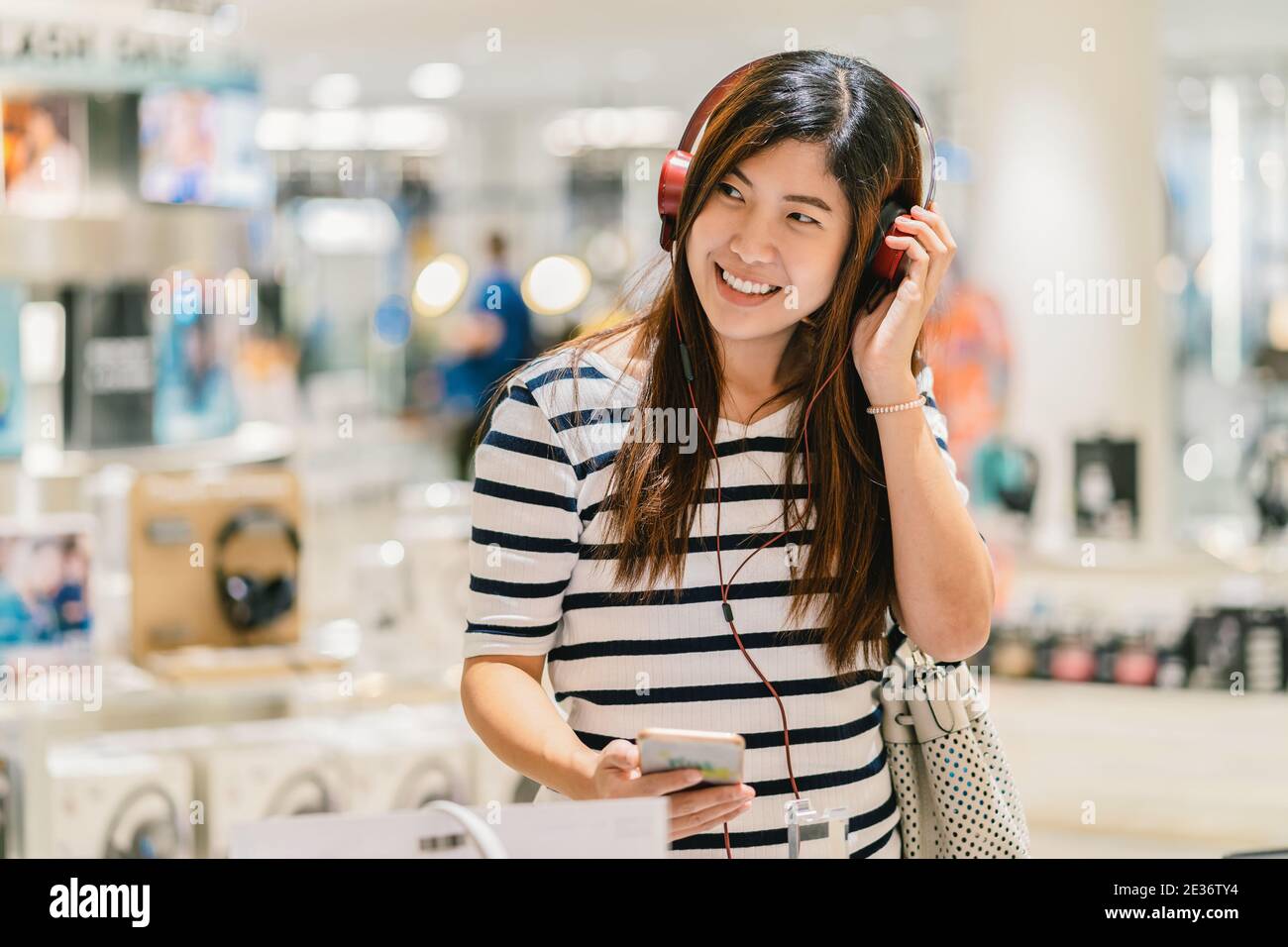 Headphone store women hi-res stock photography and images - Alamy