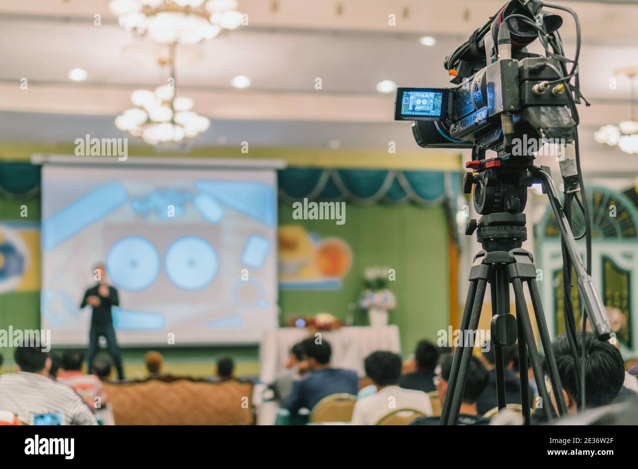 Commercial cameraman hi-res stock photography and images - Alamy