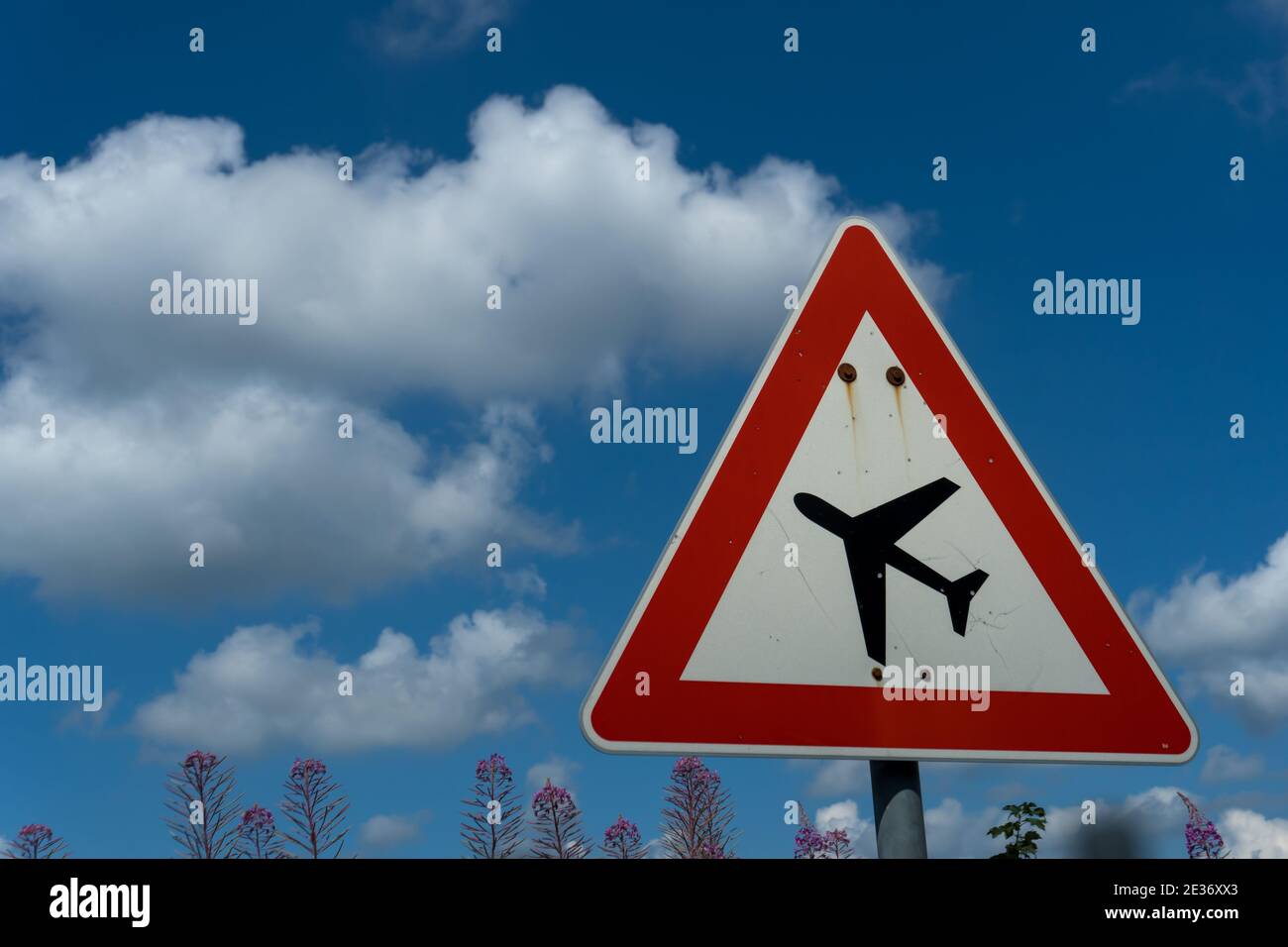 Airport warning sign red triangle hi-res stock photography and images ...
