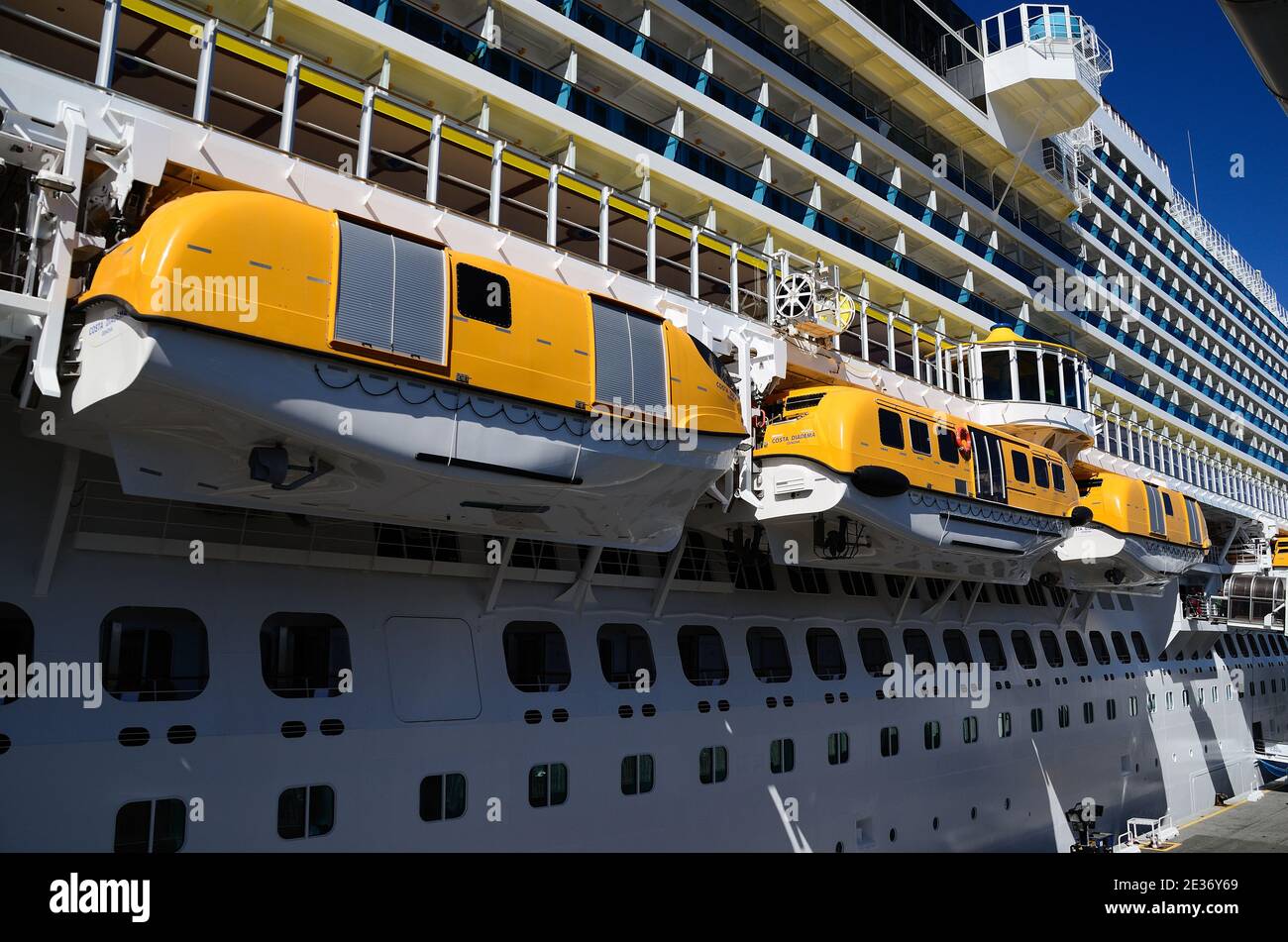 Cruise ship view hi-res stock photography and images - Alamy
