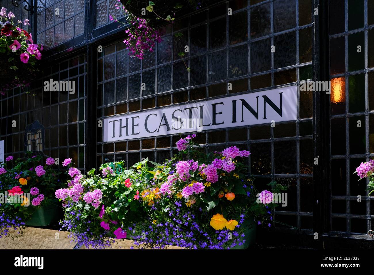 Traditional english pub flowers hi-res stock photography and images - Alamy