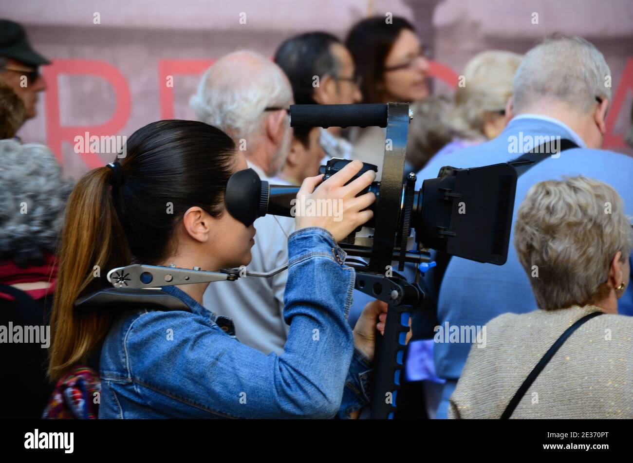 Woman filming hi-res stock photography and images - Alamy