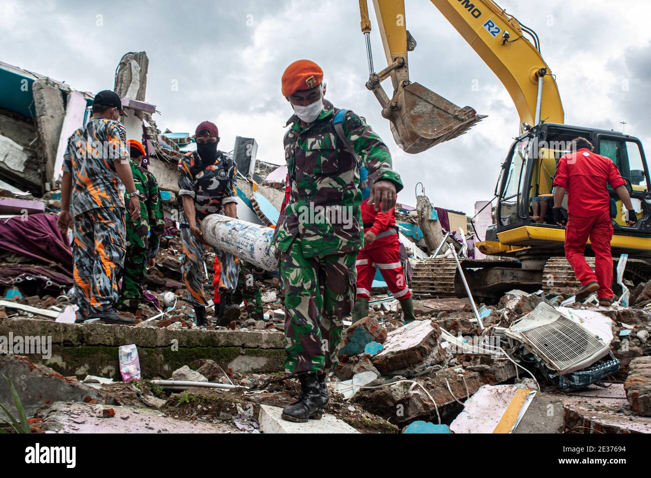 Mamuju, Indonesia. 17th Jan, 2021. Rescuers work on damaged buildings ...
