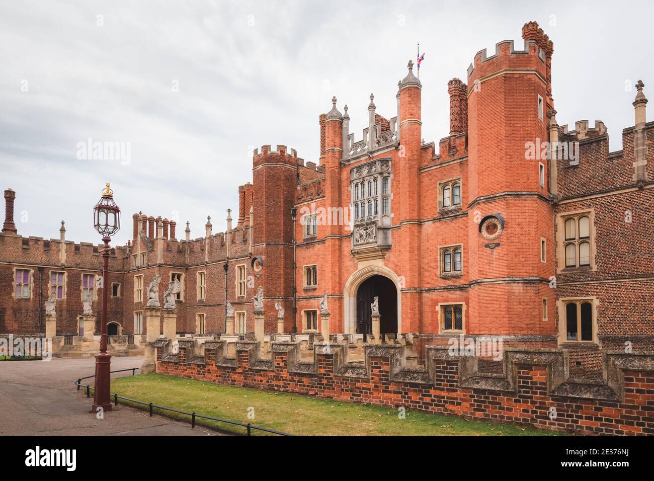 The royal courtyard entrance to the 16th century Hampton Court Palace ...