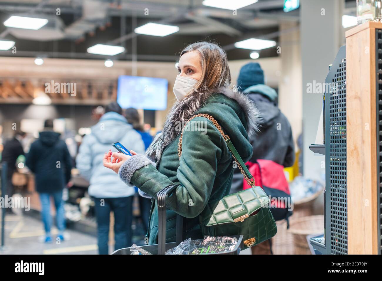Queue supermarket checkout hi-res stock photography and images - Alamy