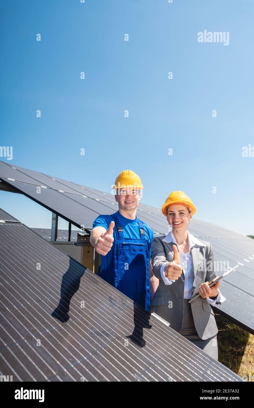 Solar panel man and woman hi-res stock photography and images - Alamy