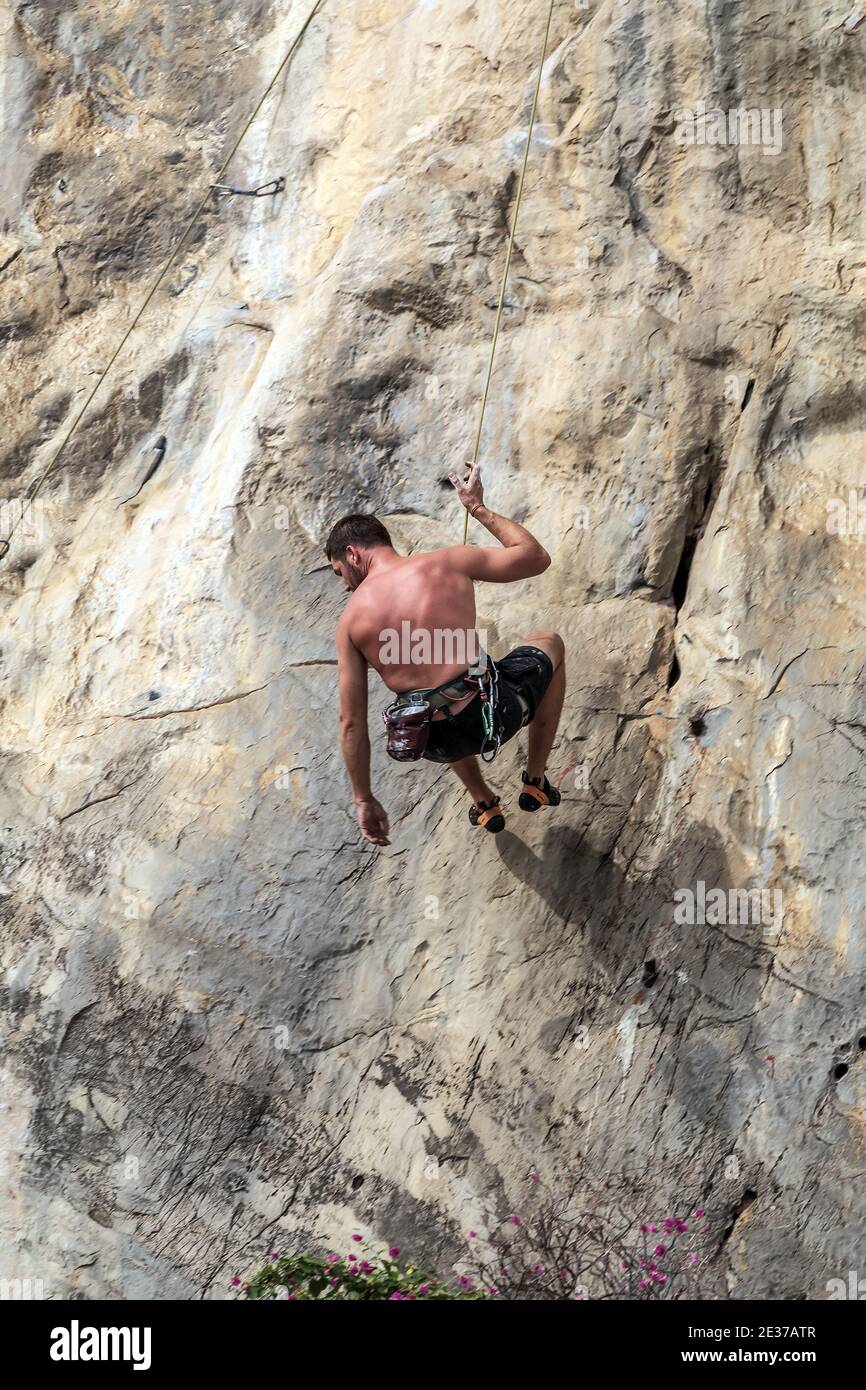 Mountaineer roping hi-res stock photography and images - Alamy