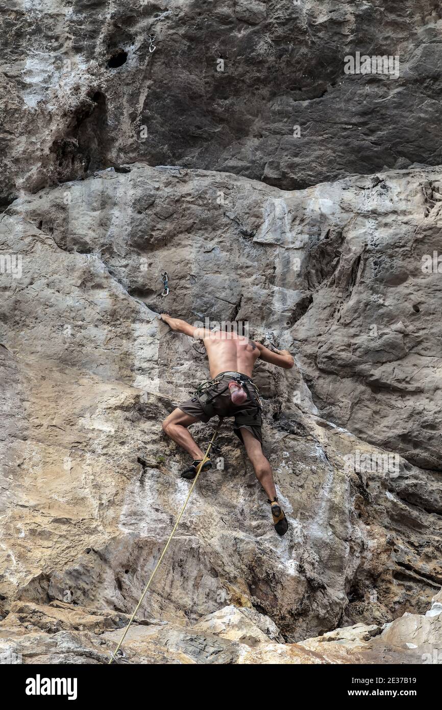 Mountaineer roping hi-res stock photography and images - Alamy