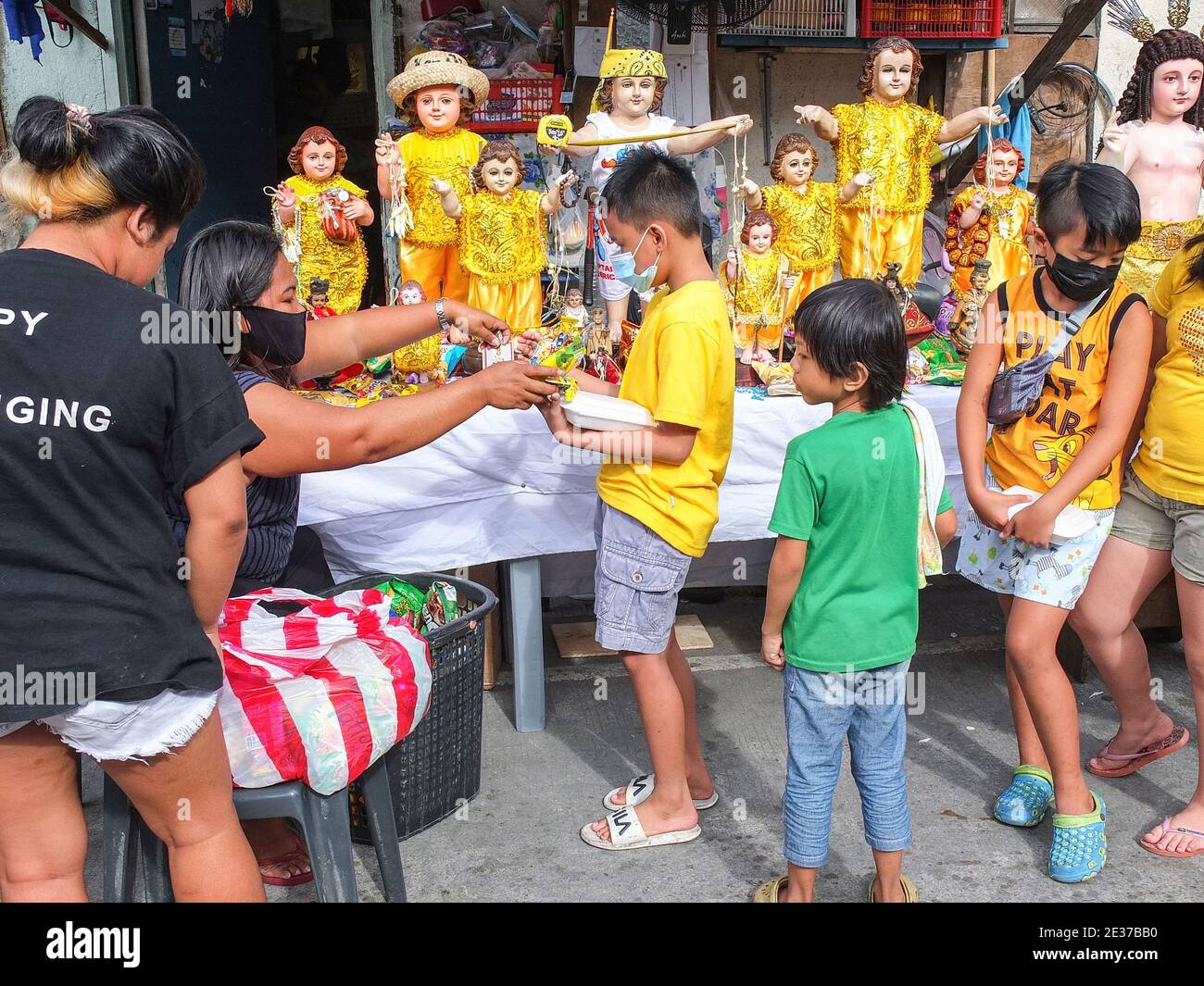 Malabon, Philippines. 17th Jan, 2021. A good samaritan give candies and ...