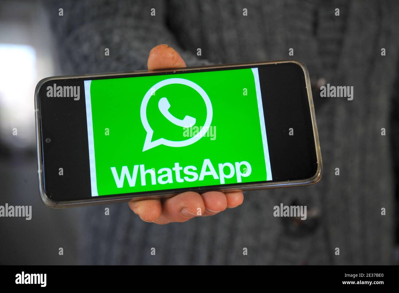 Whatsapp logo hi-res stock photography and images - Alamy