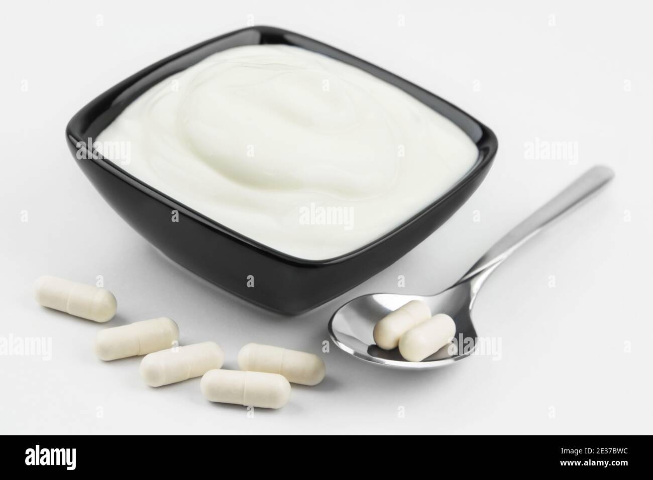 Probiotic capsules and natural yoghurt Stock Photo - Alamy