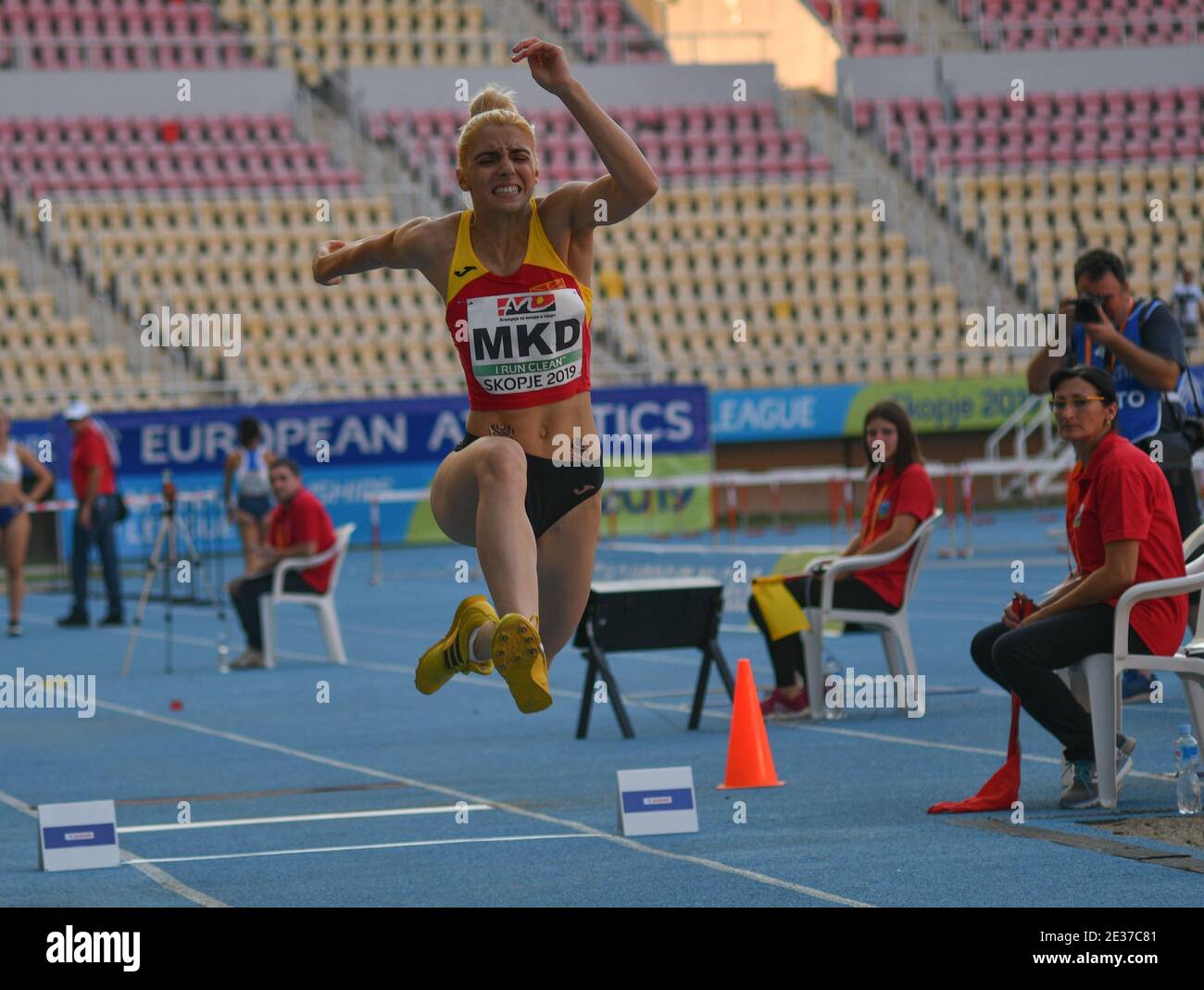 Athlete long jump arena hi-res stock photography and images - Alamy