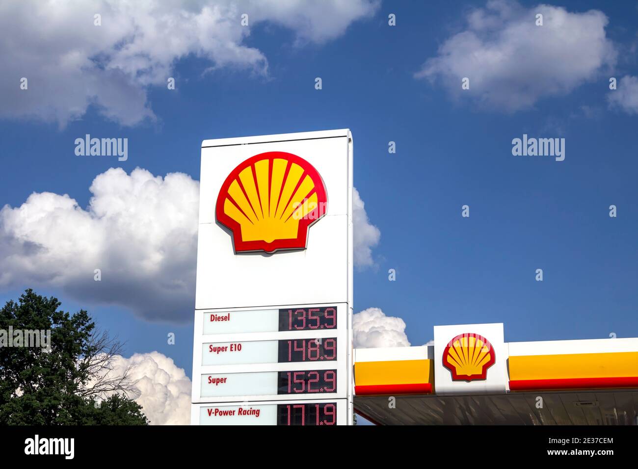 Shell sign against blue sky hi-res stock photography and images - Alamy