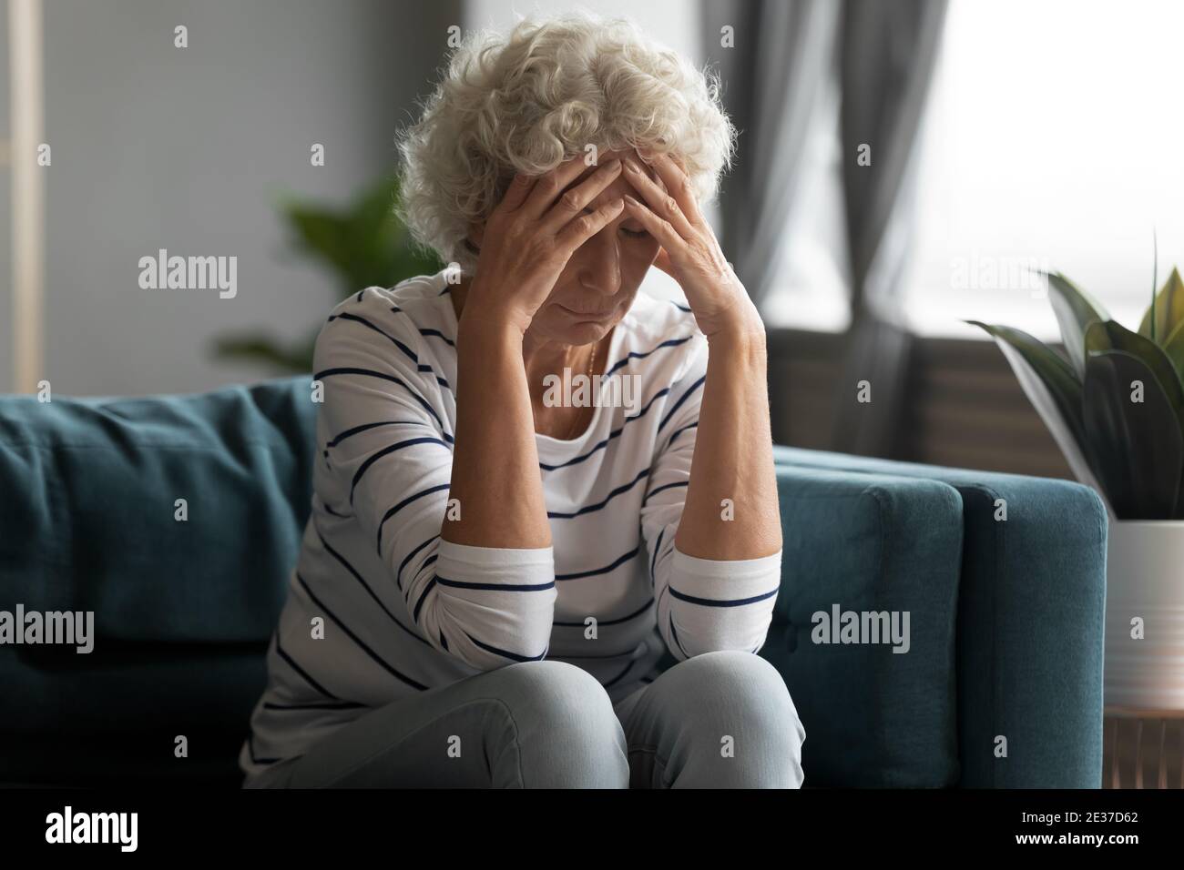 Elderly woman suffering from dementia hi-res stock photography and ...