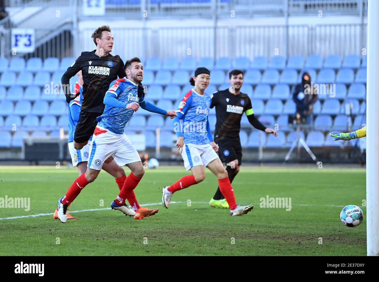 Kiel, Deutschland. 17th Jan, 2021. goal 2: 2- Robin Bormuth (KSC ...