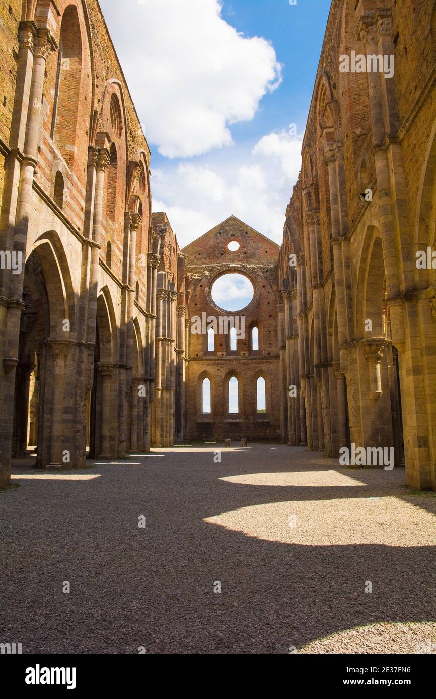 Pointed lancet windows hi-res stock photography and images - Alamy